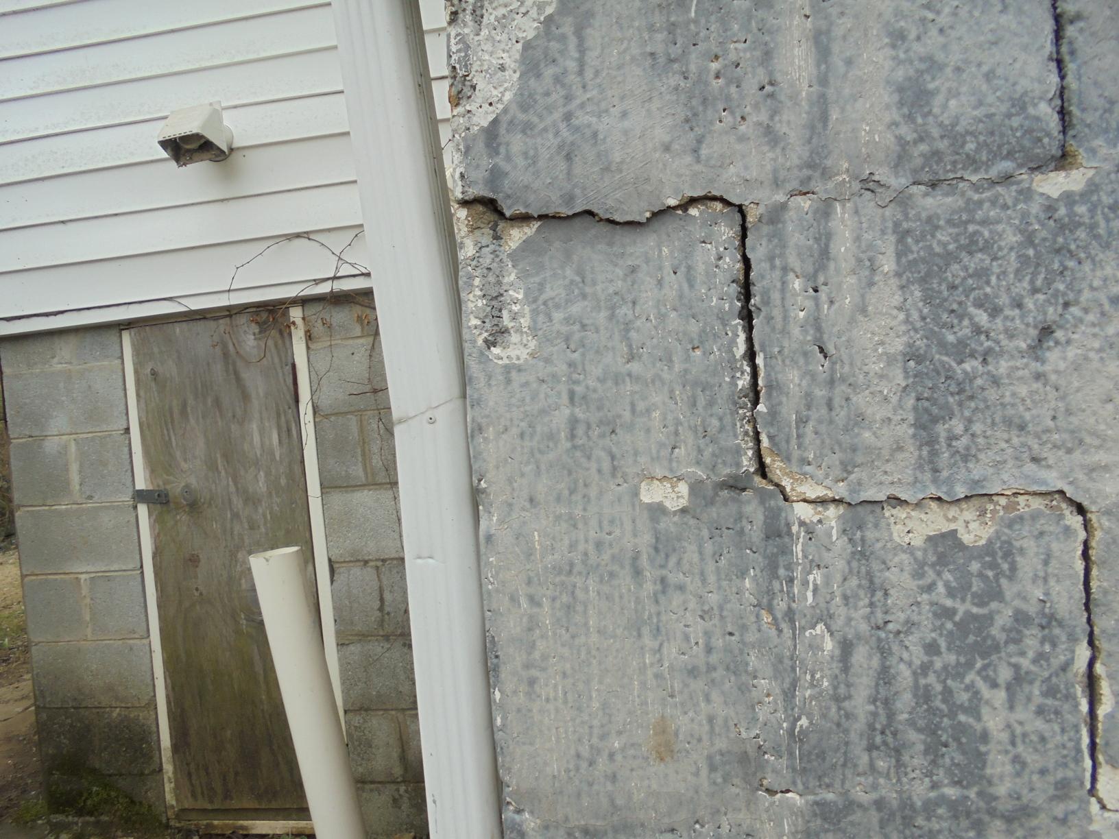 Foundation Repair - Foundation Crack in Nashville TN - Stair step cracking