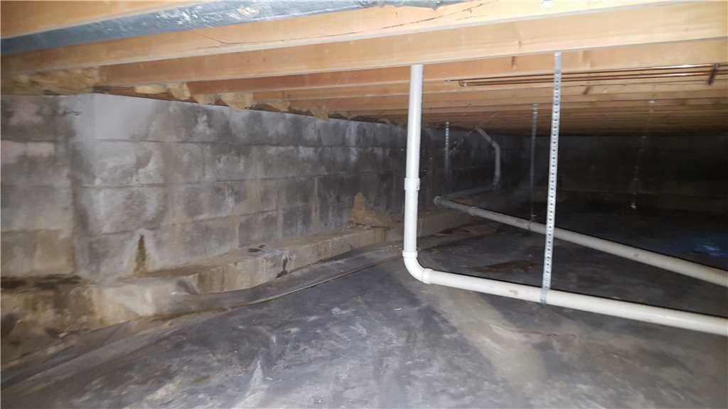 Crawl Space Repair - Crawl Space in O'Fallon, Illinois - Cracking Walls
