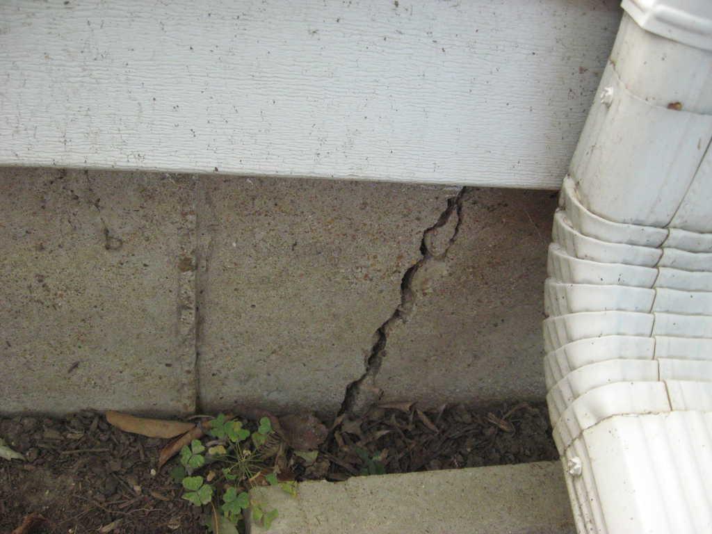 Foundation Repair - Missouri Foundation Problems - Vertical Crack in ...